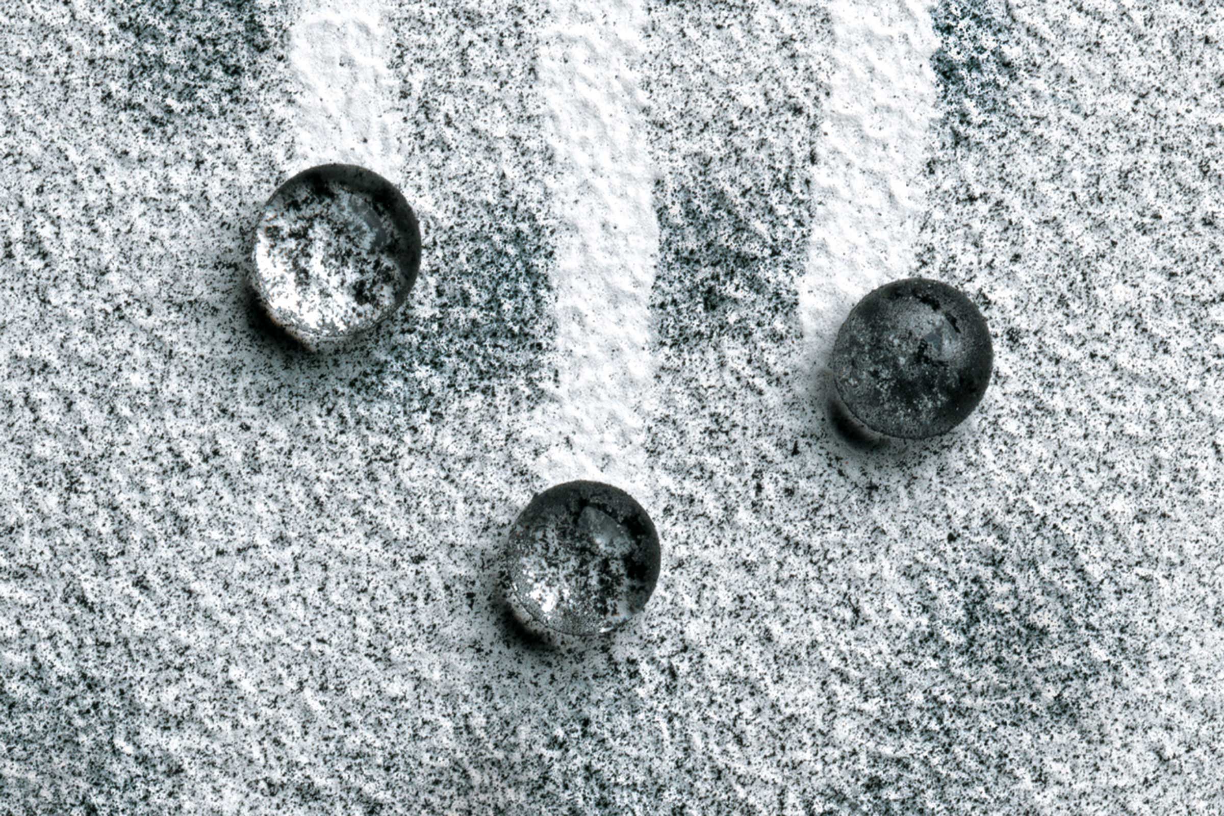 Fassadenfarbe Lotusan® – Schmutz perlt mit dem Regen ab | Sto