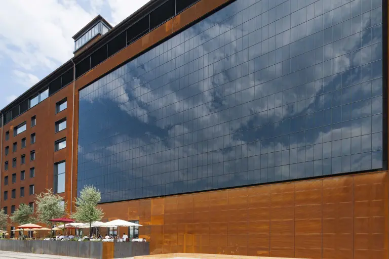 Photovoltaik an der Fassade – nachhaltige Energiegewinnung | Sto